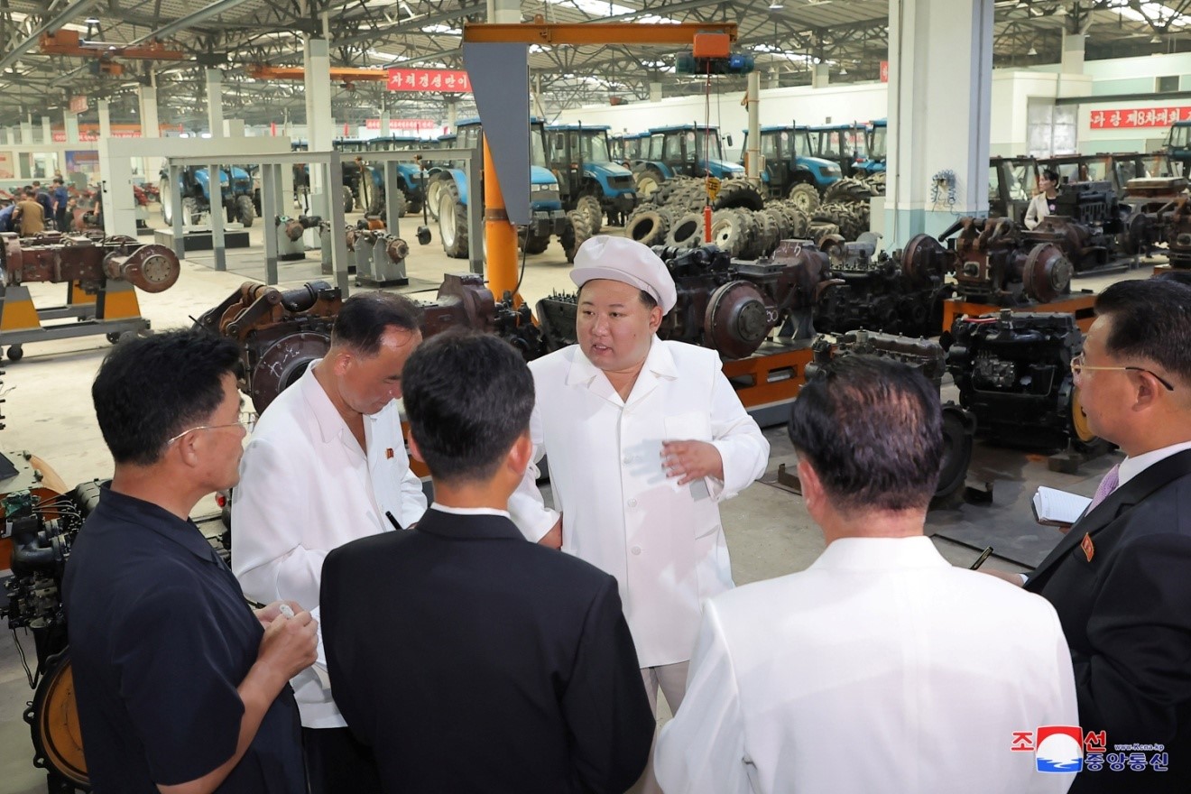 RPD de Corée : Kim Jong Un visite l’usine de tracteurs de Kumsong - AGP ...