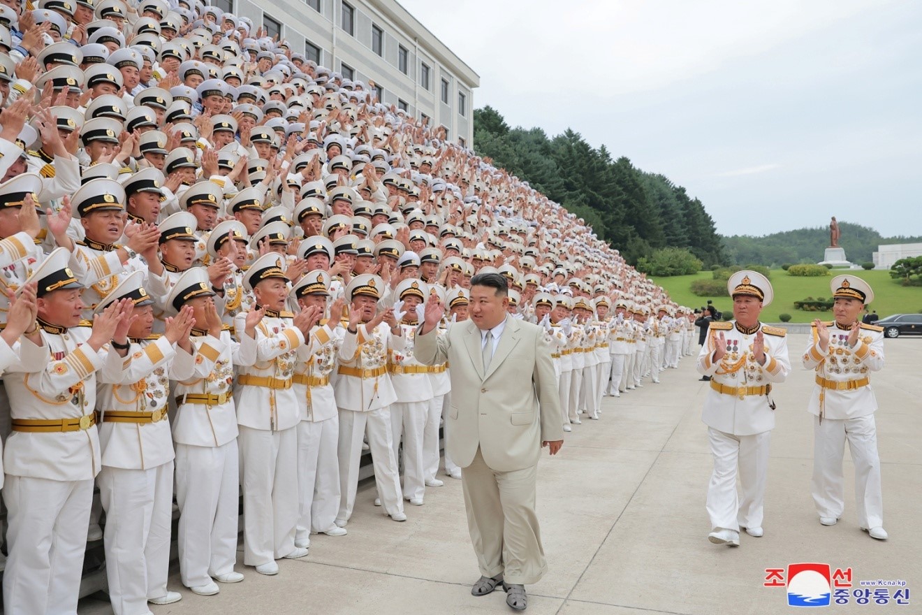 RPD de Corée/Armée : Kim JONG UN visite le commandement de la marine ...