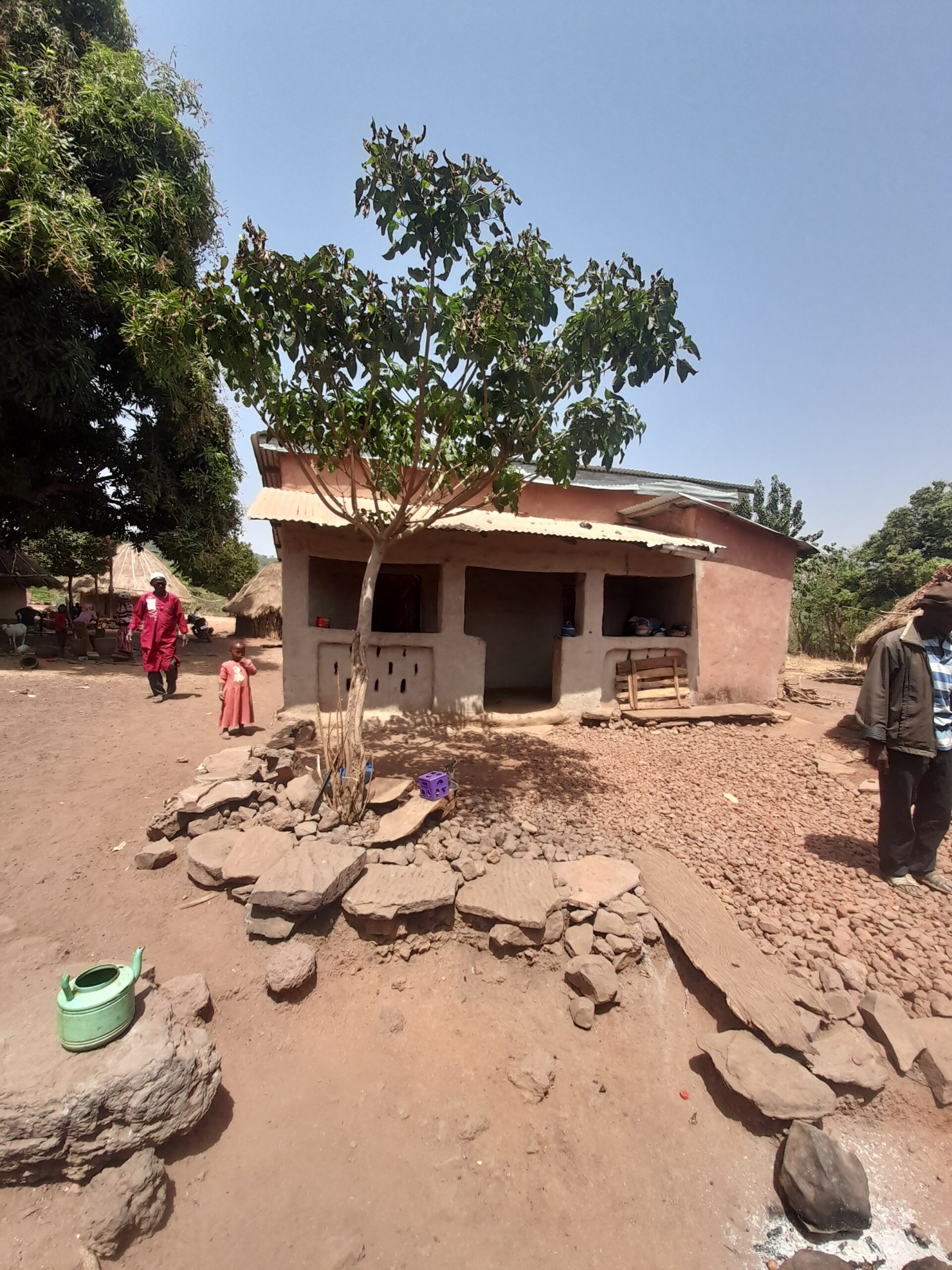 Koubia : Des cailloux tombent mystérieusement sur des bâtiments à ...