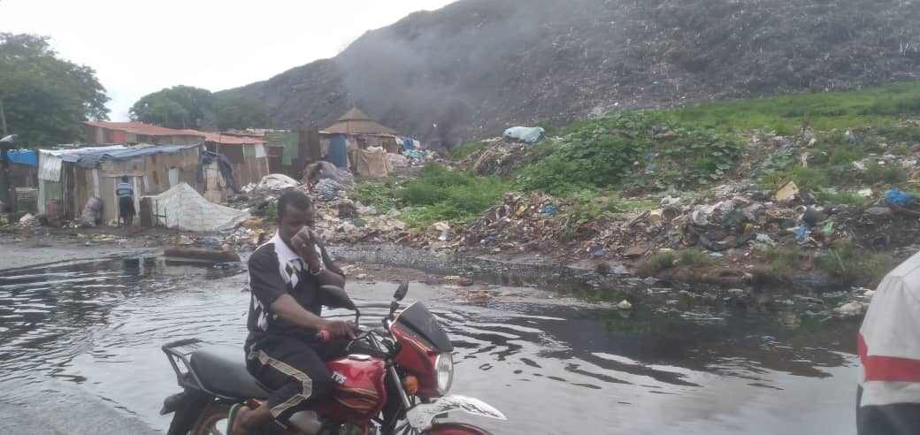 Conakry/Gbéssia : Des riverains de grand dépotoir d’ordures de Dar-es ...