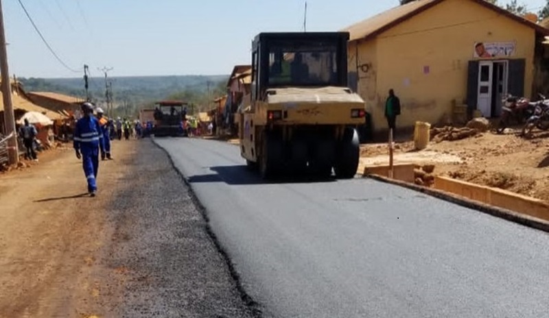 Tougué : Première couche de bitume depuis la création de la préfecture ...