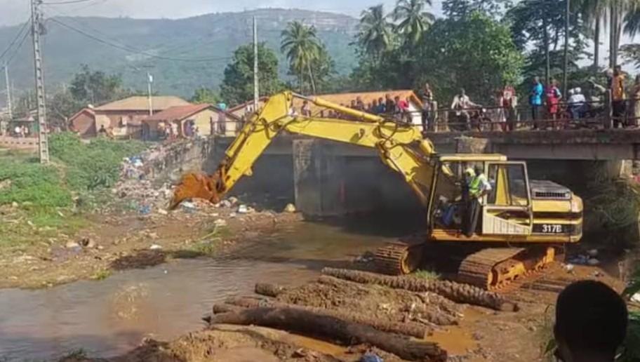 Coyah : Le lancement des travaux de curage du fleuve Sarinka suscite un ...