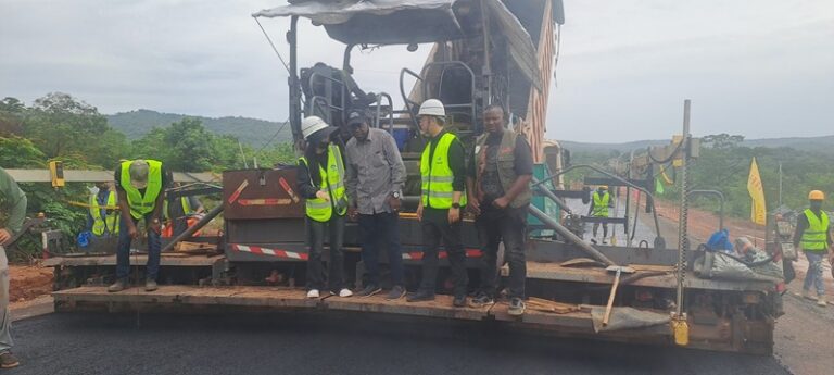 Infrastructures: Première couche de bitume de la route Labé-Mali - AGP ...